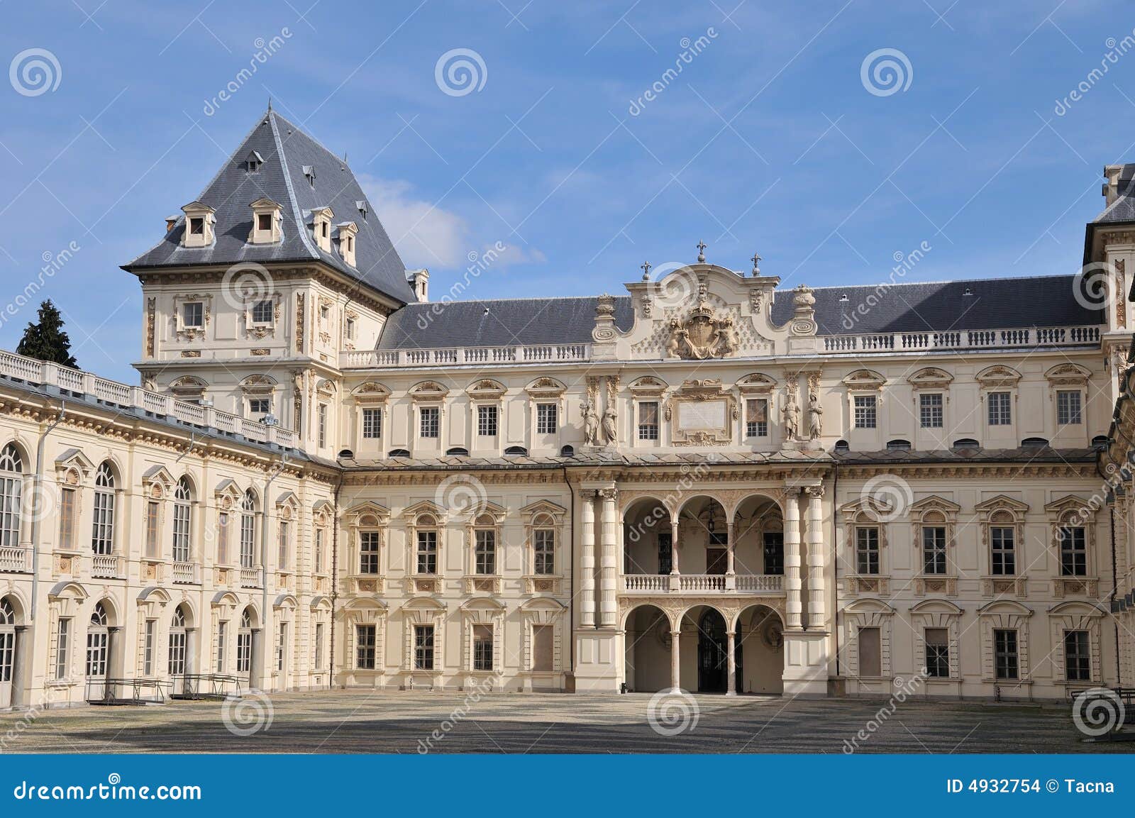 Castillo Barroco Blanco En Turín Foto de archivo - Imagen de europa ...