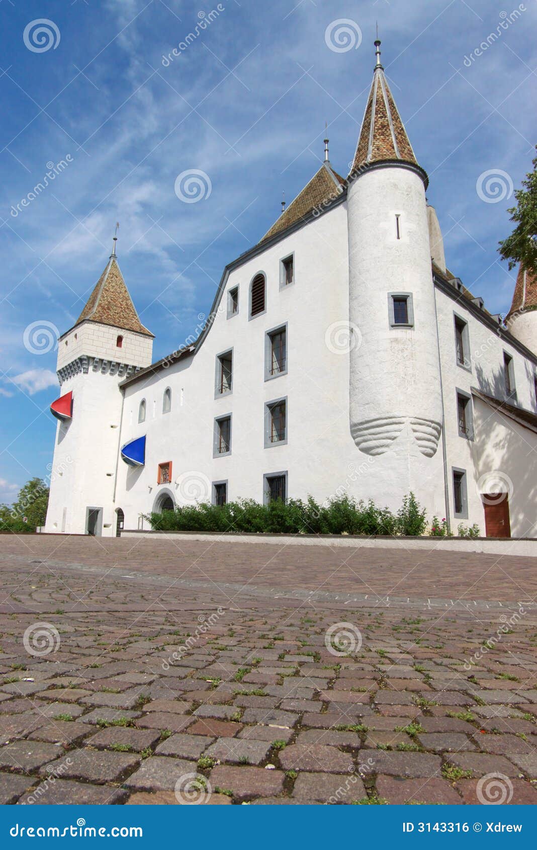Castillo blanco auténtico foto de archivo. Imagen de edificio - 3143316