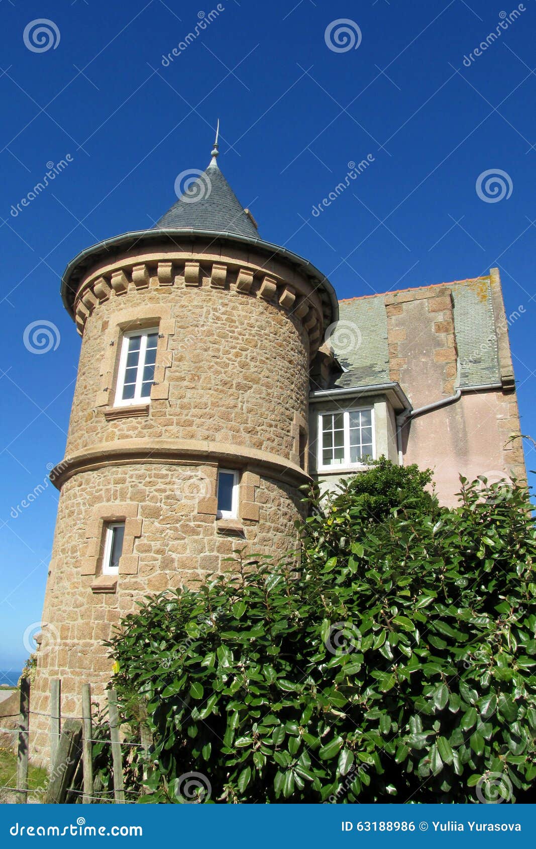 Castillo-como Casa En El Verde Foto de archivo - Imagen de cubo ...
