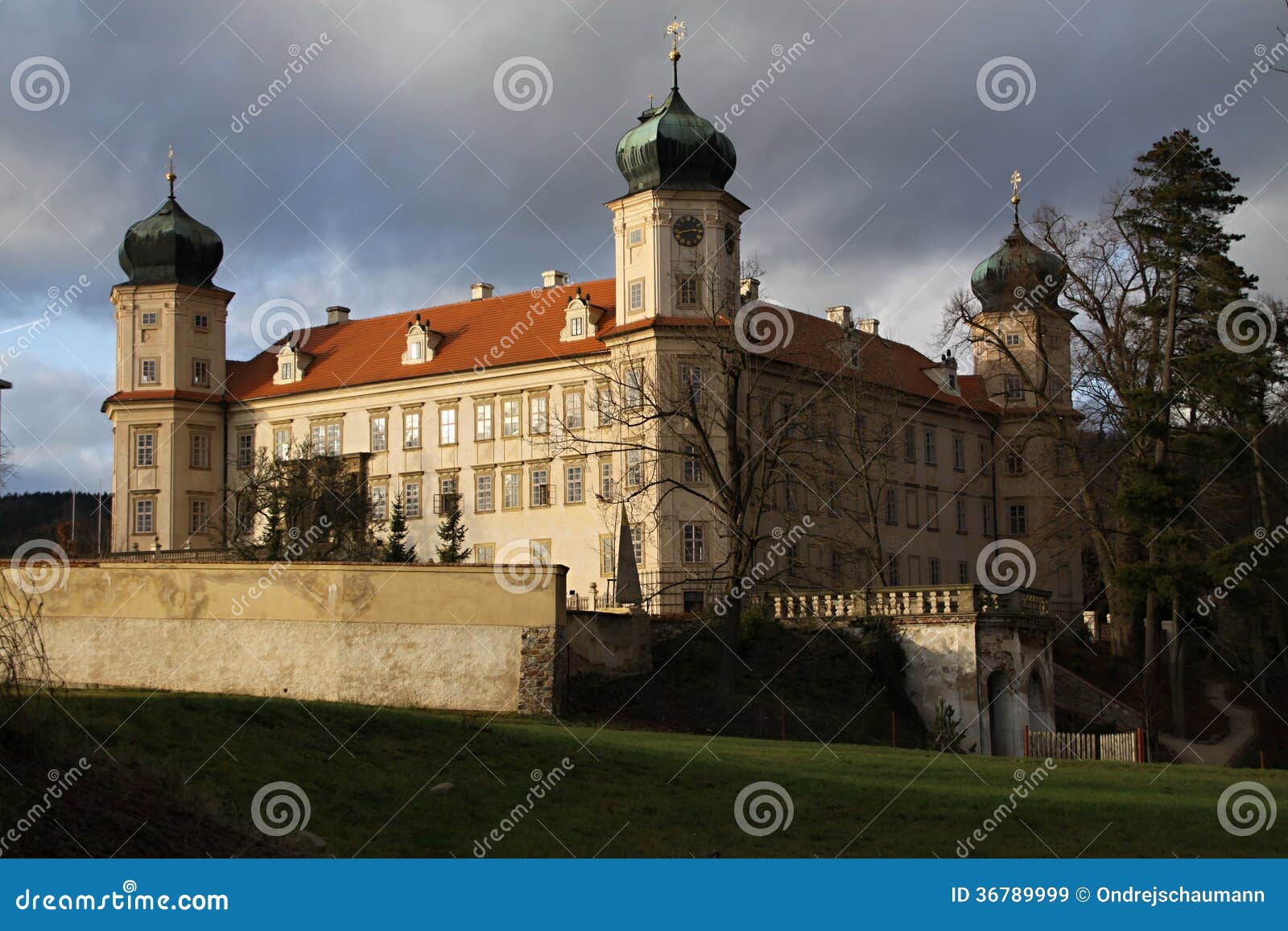 Castillo con tres torres imagen de archivo. Imagen de césped - 36789999