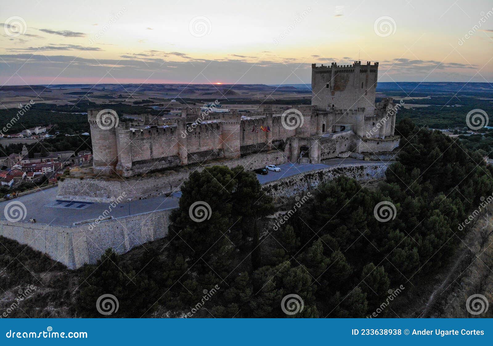 Castillo cuando cae el sol foto de archivo. Imagen de canal - 233638938