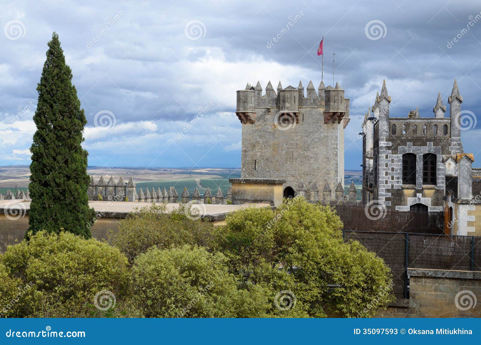 Castillo De Almodovar Contra El Cielo De La Tormenta Imagen de archivo ...