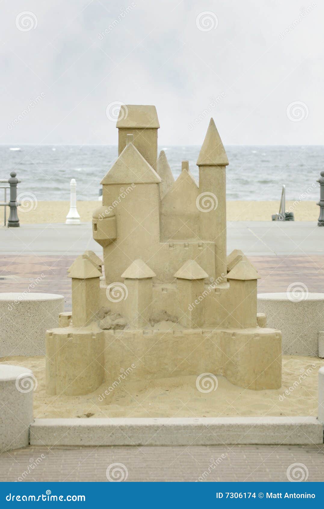 Castillo de arena enorme foto de archivo. Imagen de cielo - 7306174