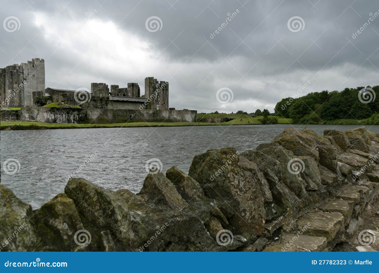 Castillo De Caerphilly Bajo El Cielo Que Amenaza Imagen de archivo ...