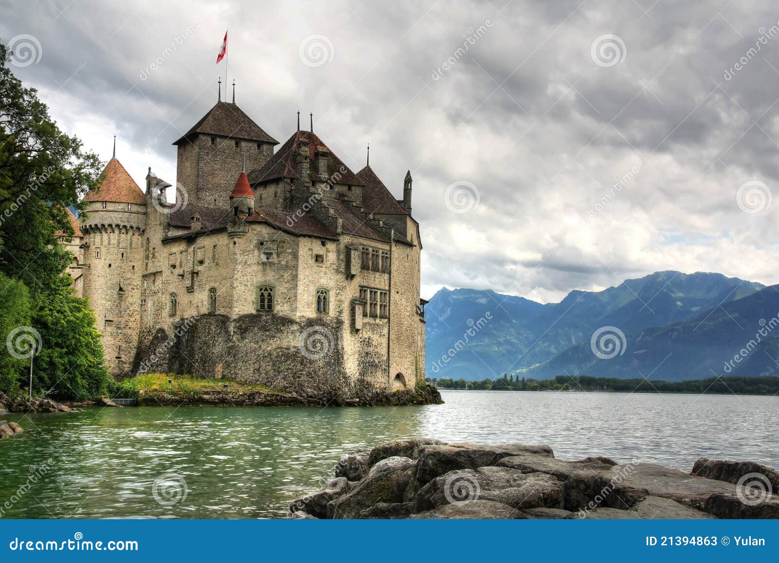 Castillo de Chillon, Suiza foto de archivo editorial. Imagen de nublado ...