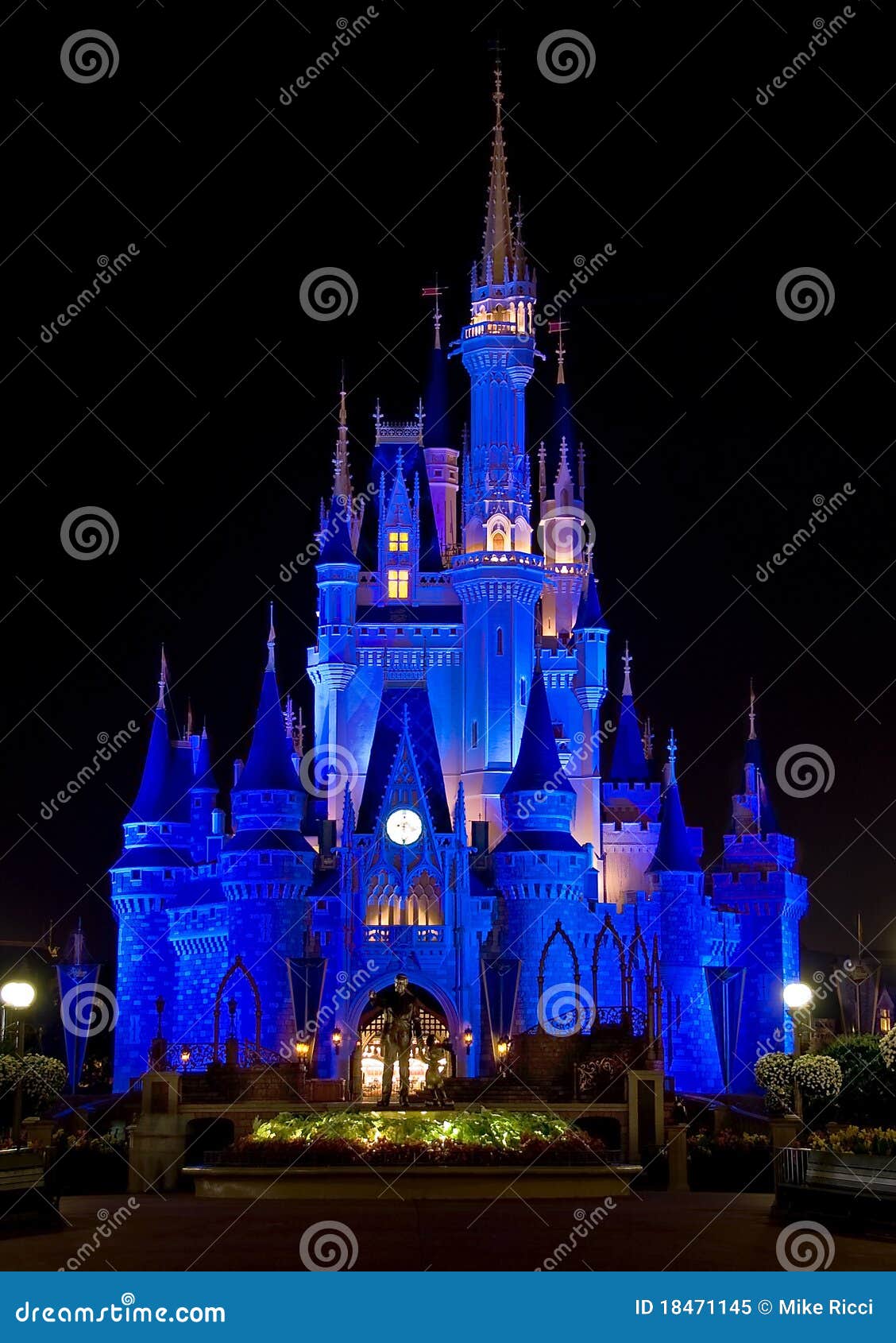 Castillo De Cinderella De Disney Imagen editorial - Imagen de recorrido ...