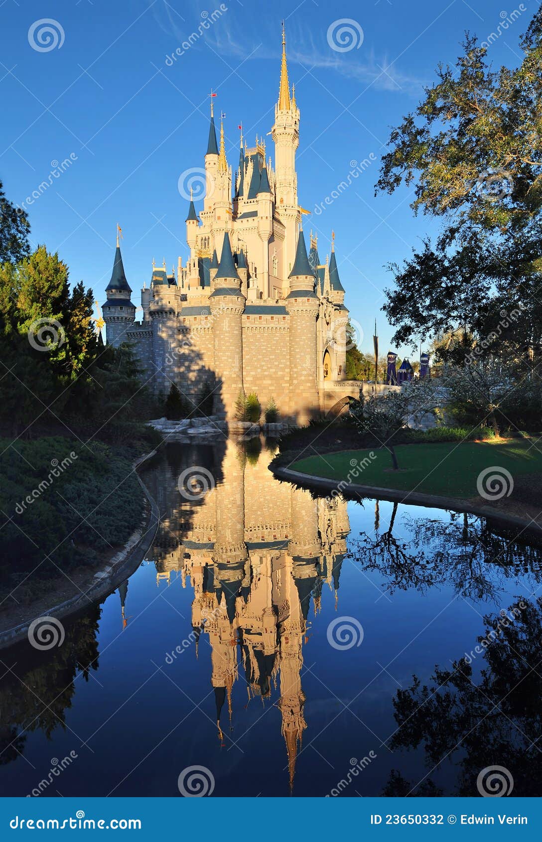 Castillo De Cinderella De Disney Fotografía editorial - Imagen de ...