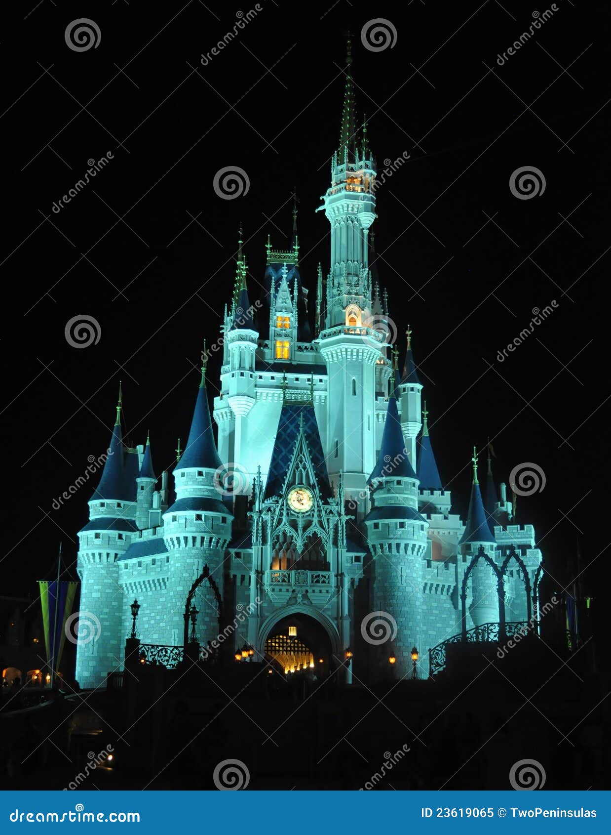 Castillo De Cinderella En La Noche Imagen editorial - Imagen de noche ...