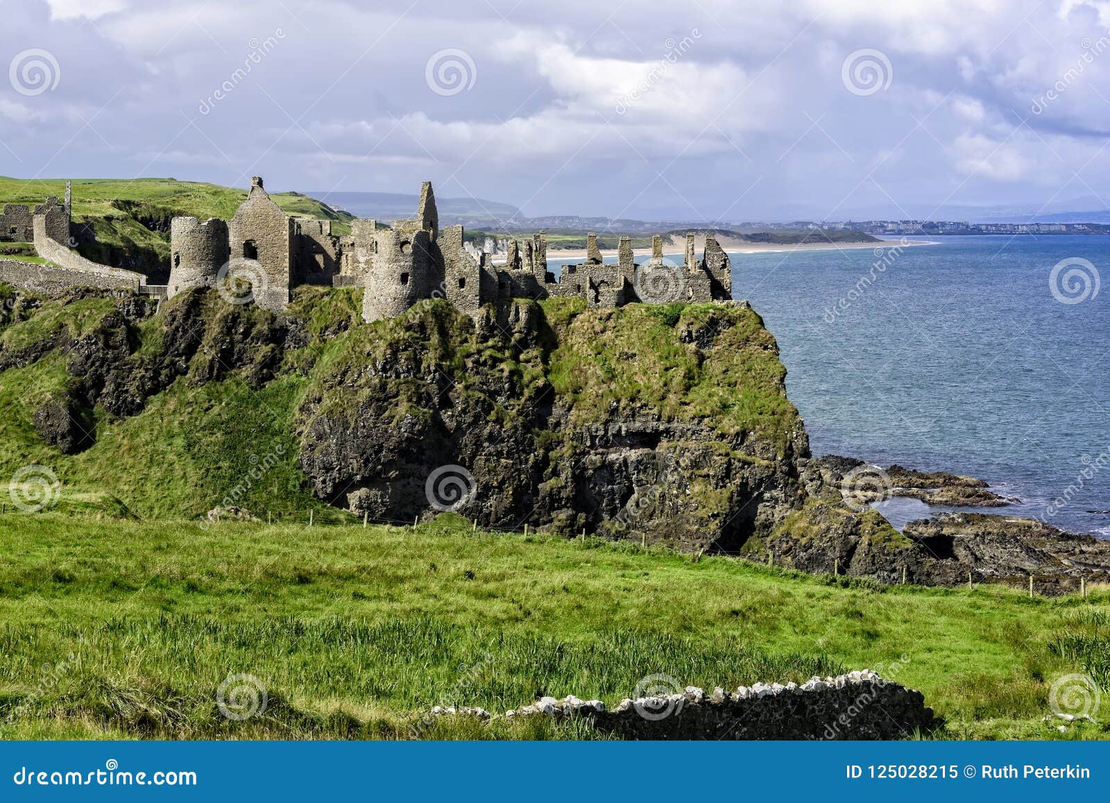 Castillo De Dunluce En Irlanda Del Norte Imagen de archivo - Imagen de ...
