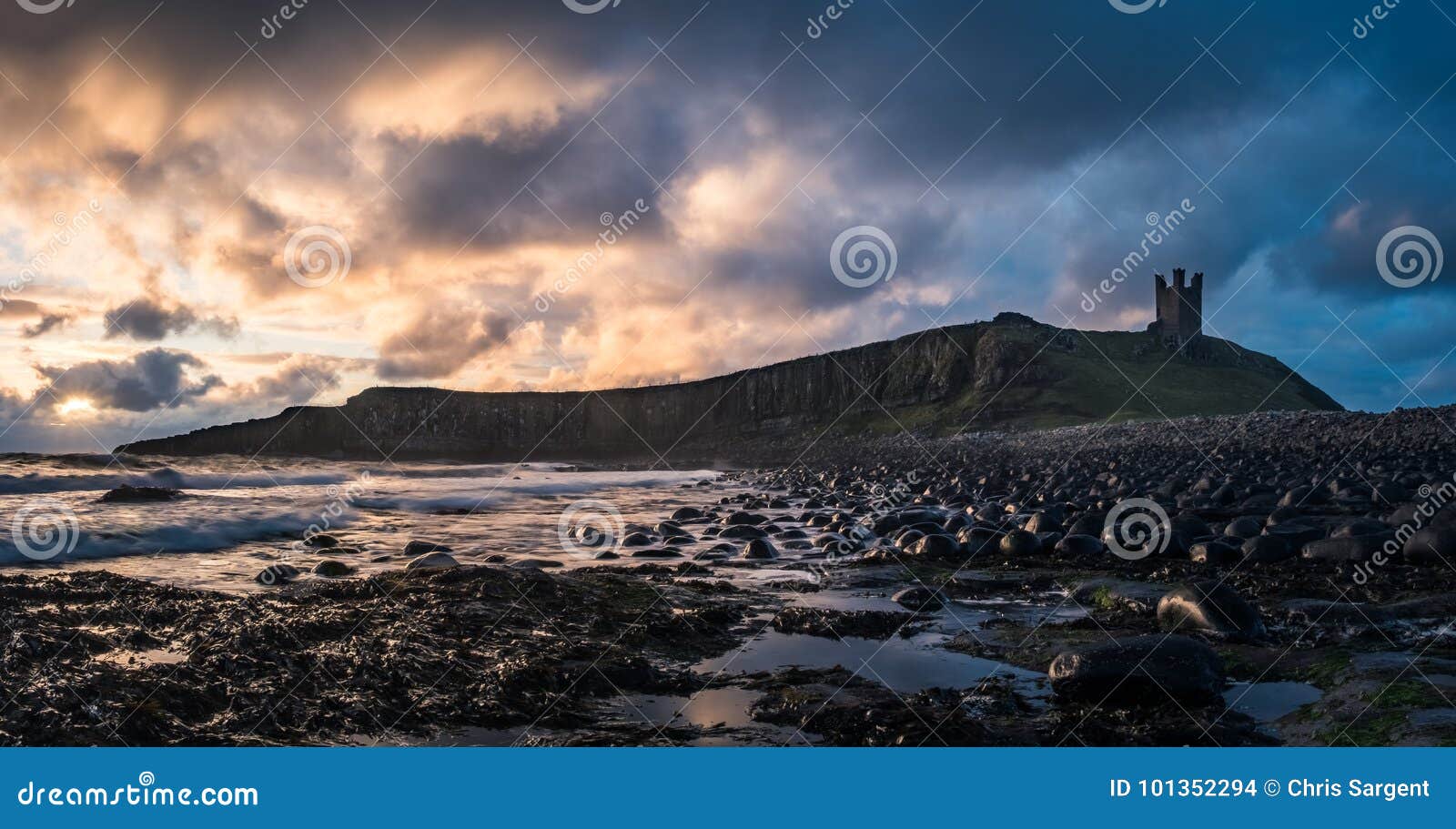 Castillo de Dunstanburgh foto de archivo. Imagen de torreta - 101352294