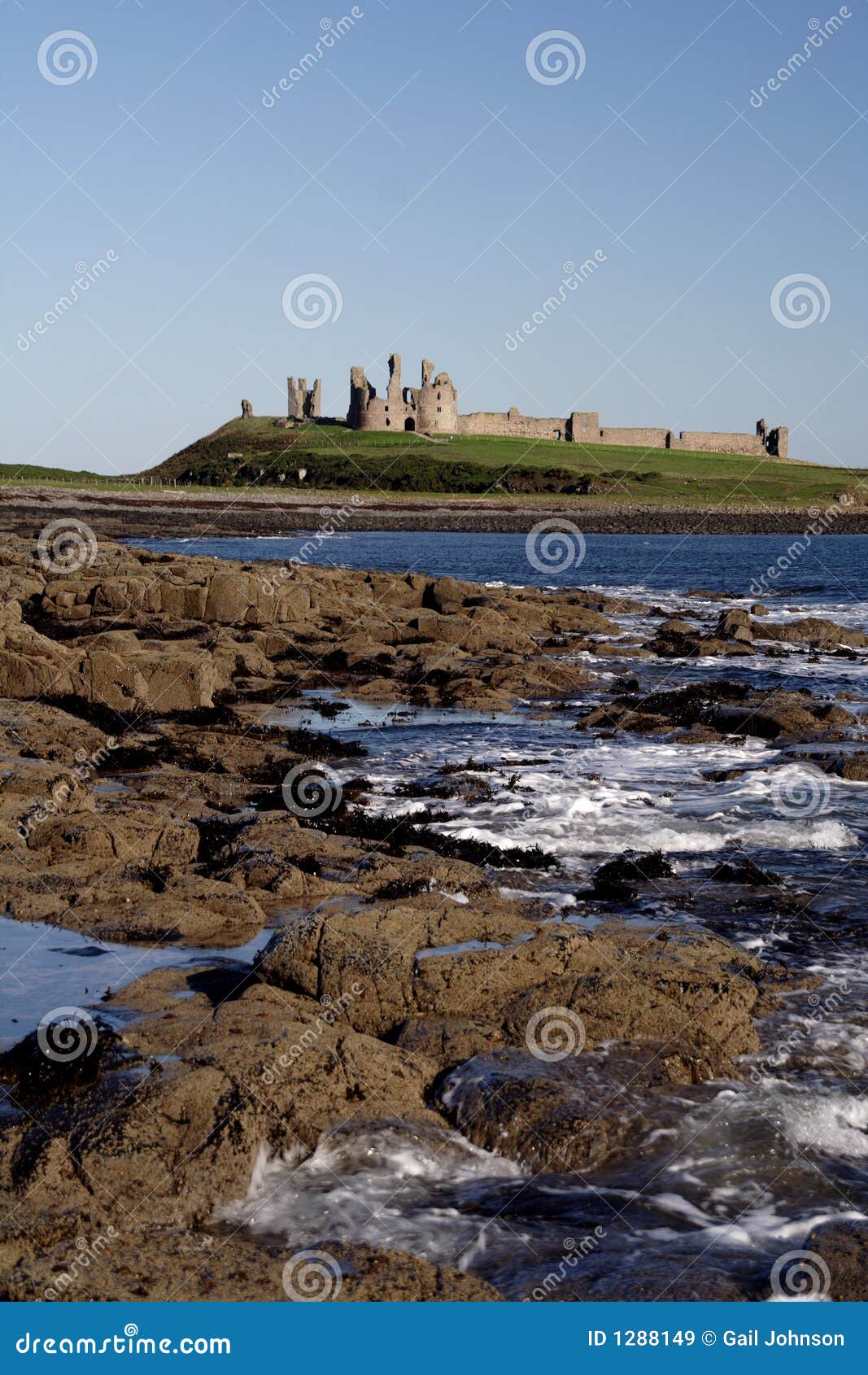 Castillo de Dunstanburgh imagen de archivo. Imagen de inglés - 1288149