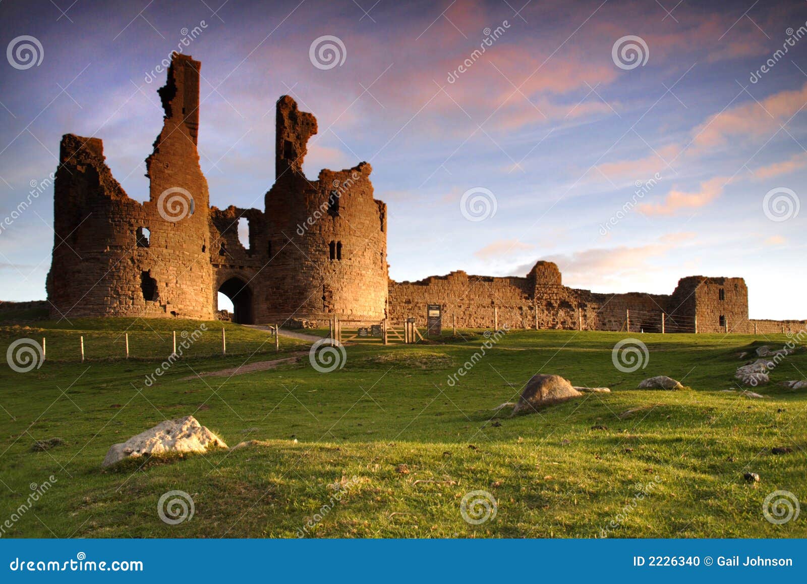 Castillo de Dunstanburgh foto de archivo. Imagen de inglaterra - 2226340