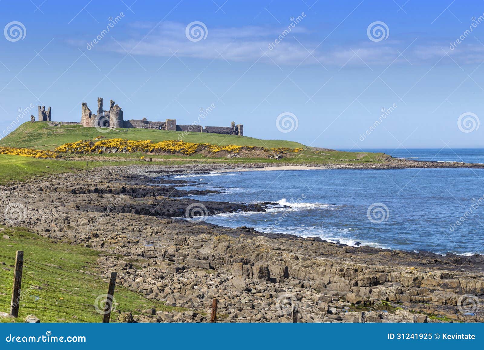 Castillo de Dunstanburgh imagen de archivo. Imagen de exterior - 31241925