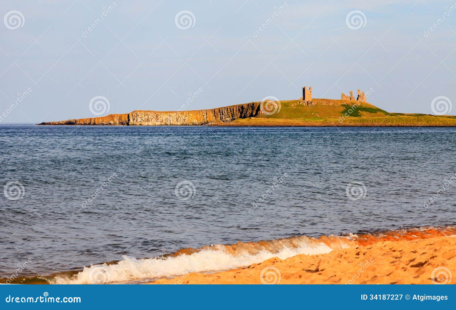 Castillo de Dunstanburgh imagen de archivo. Imagen de norte - 34187227