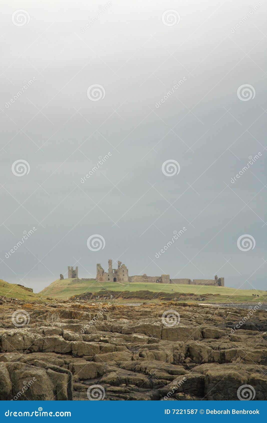 Castillo de Dunstanburgh imagen de archivo. Imagen de castillo - 7221587