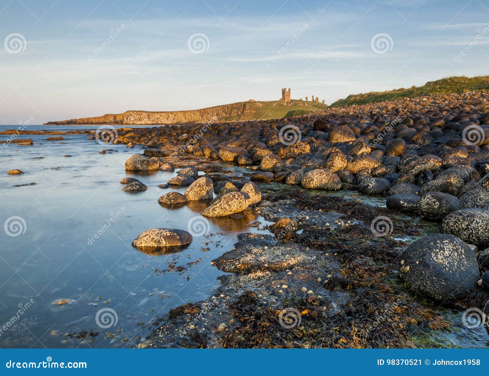 Castillo de Dunstanburgh imagen de archivo. Imagen de costero - 98370521