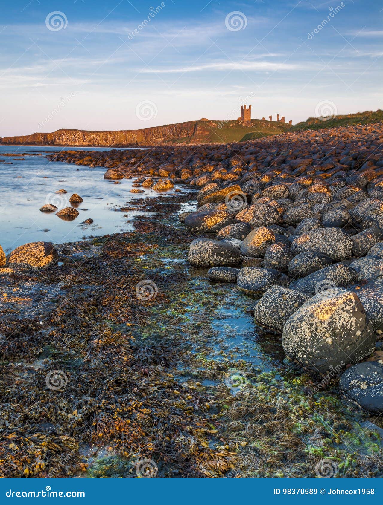 Castillo de Dunstanburgh imagen de archivo. Imagen de ruinas - 98370589