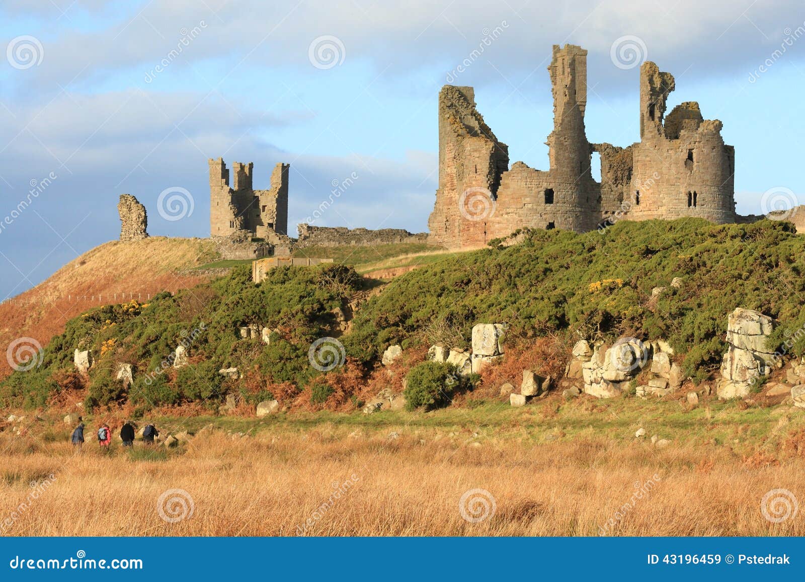 Castillo De Dunstanburgh En Northumberland Imagen de archivo - Imagen ...
