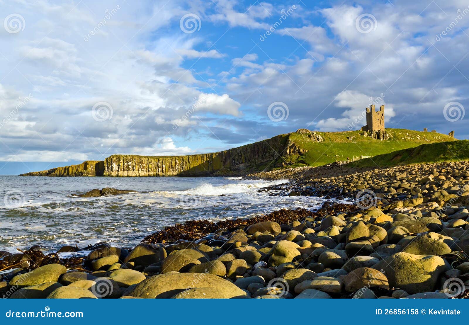 Castillo De Dunstanburgh, Northumberland Foto de archivo - Imagen de ...
