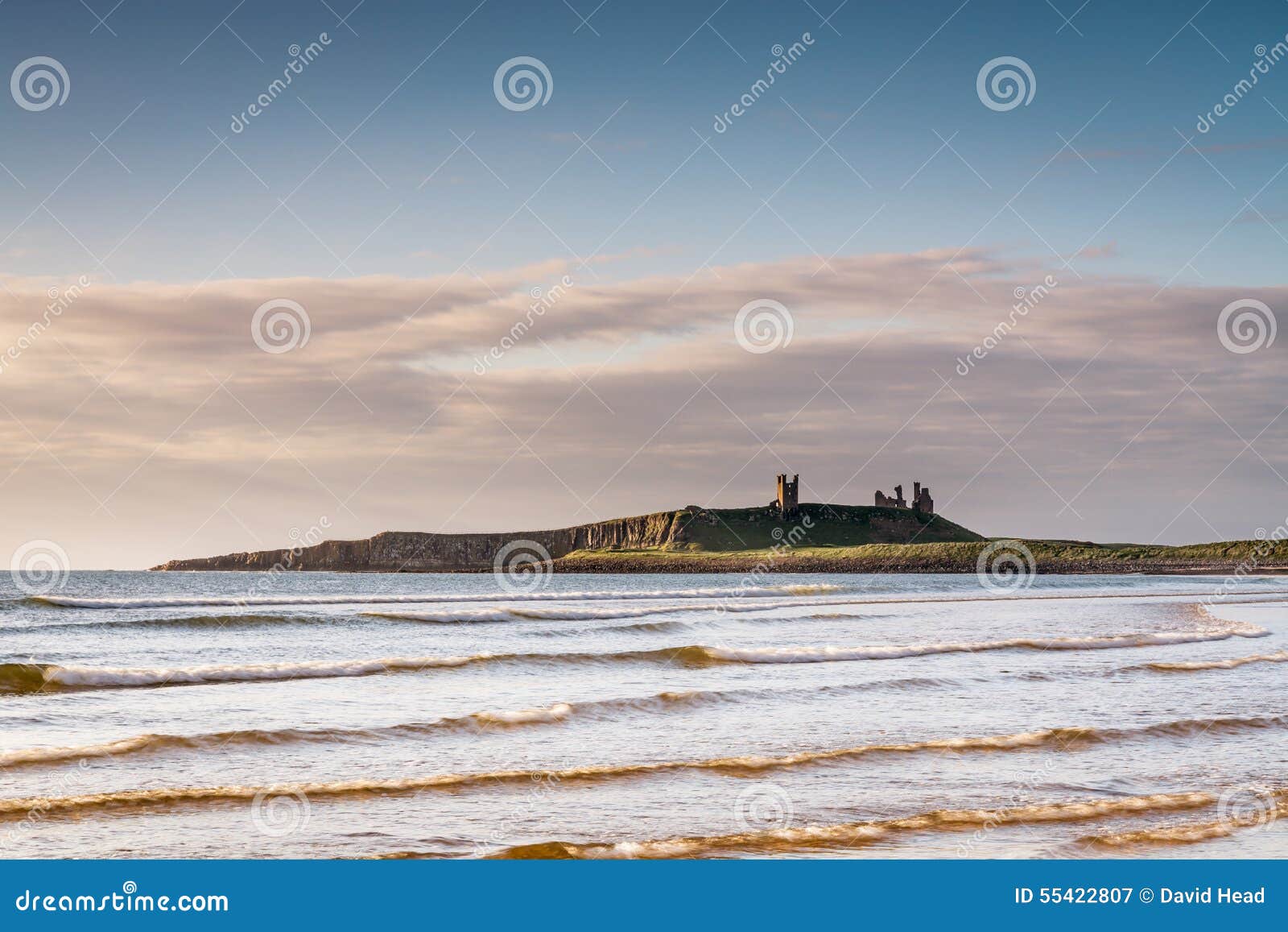 Castillo De Dunstanburgh Sobre El Mar Imagen de archivo - Imagen de ...