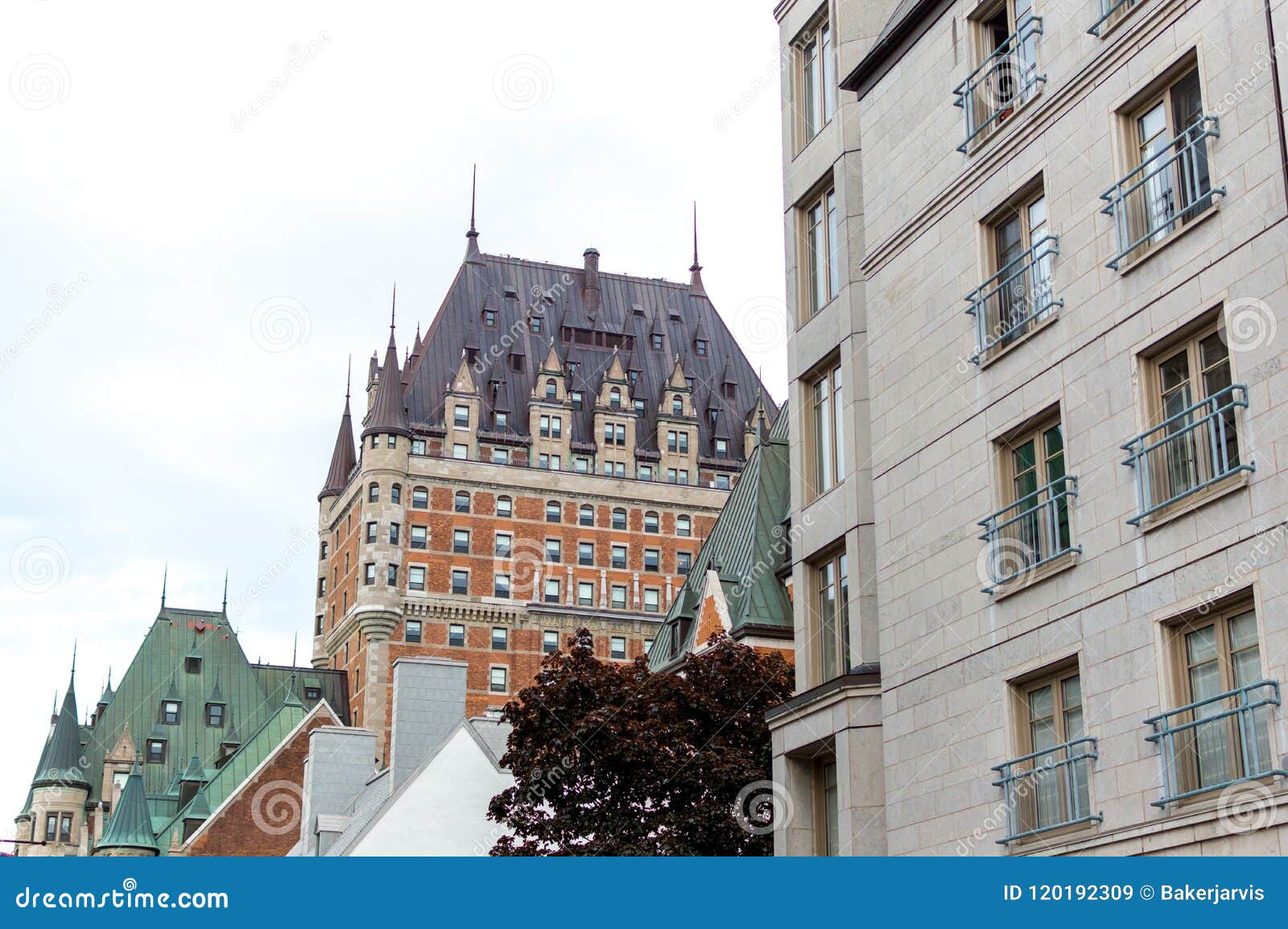 Castillo De Frontenac Y Edificios Modernos En La Ciudad De Quebec ...