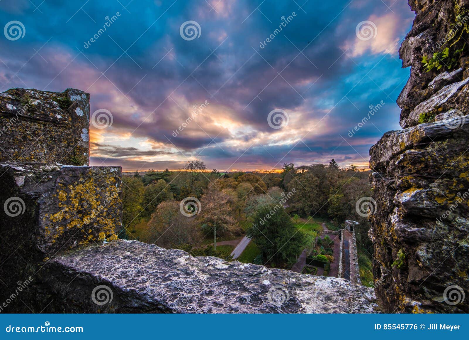 Castillo de la lisonja foto de archivo. Imagen de rosa - 85545776