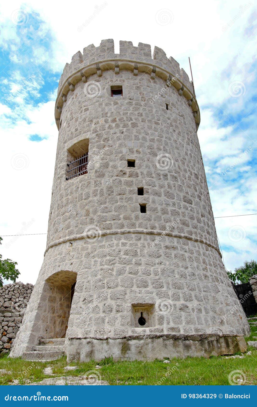 Castillo de la torre imagen de archivo. Imagen de asoleado - 98364329
