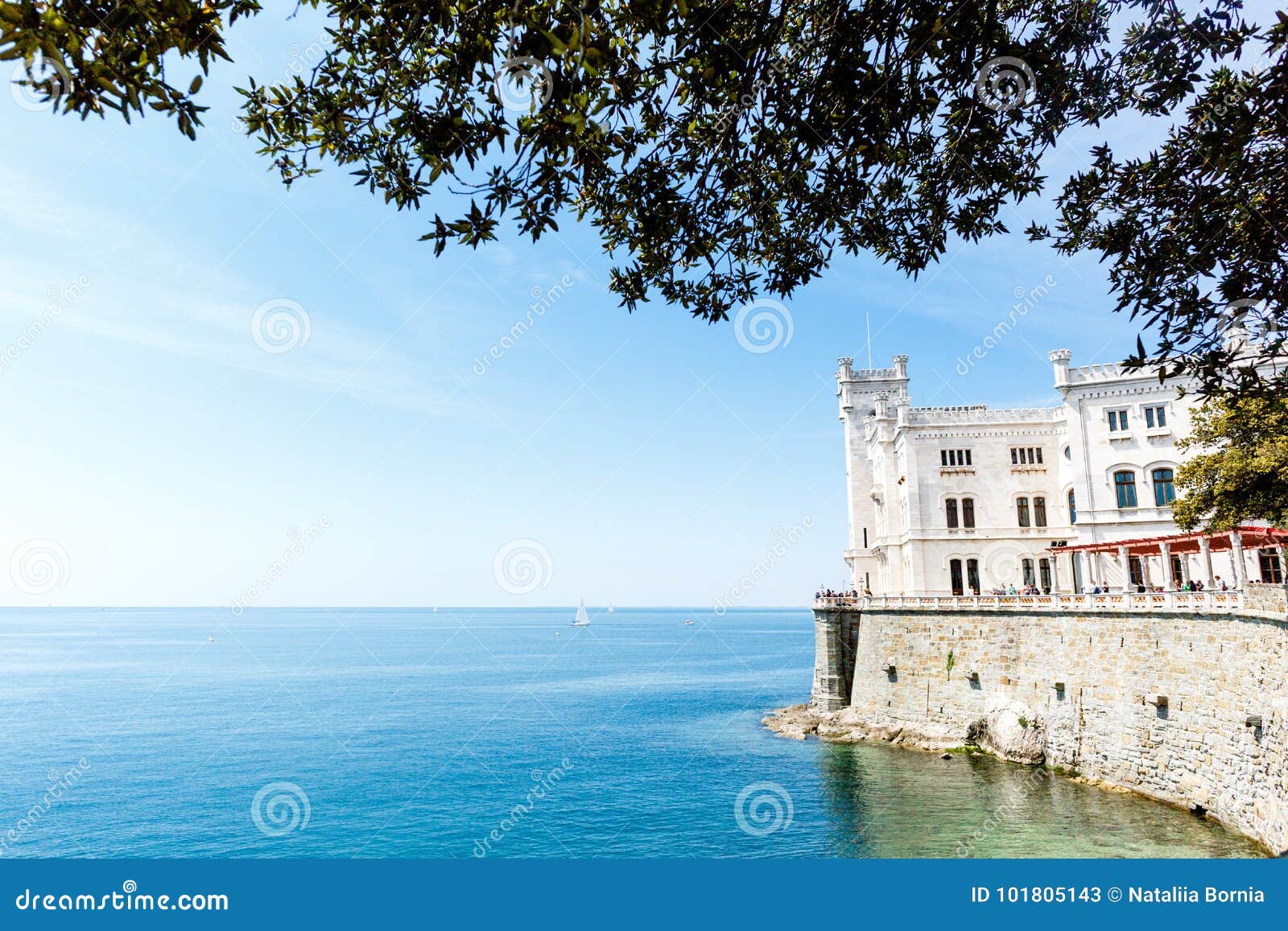 Castillo De Miramare En El Golfo De Trieste, Italia Imagen de archivo ...