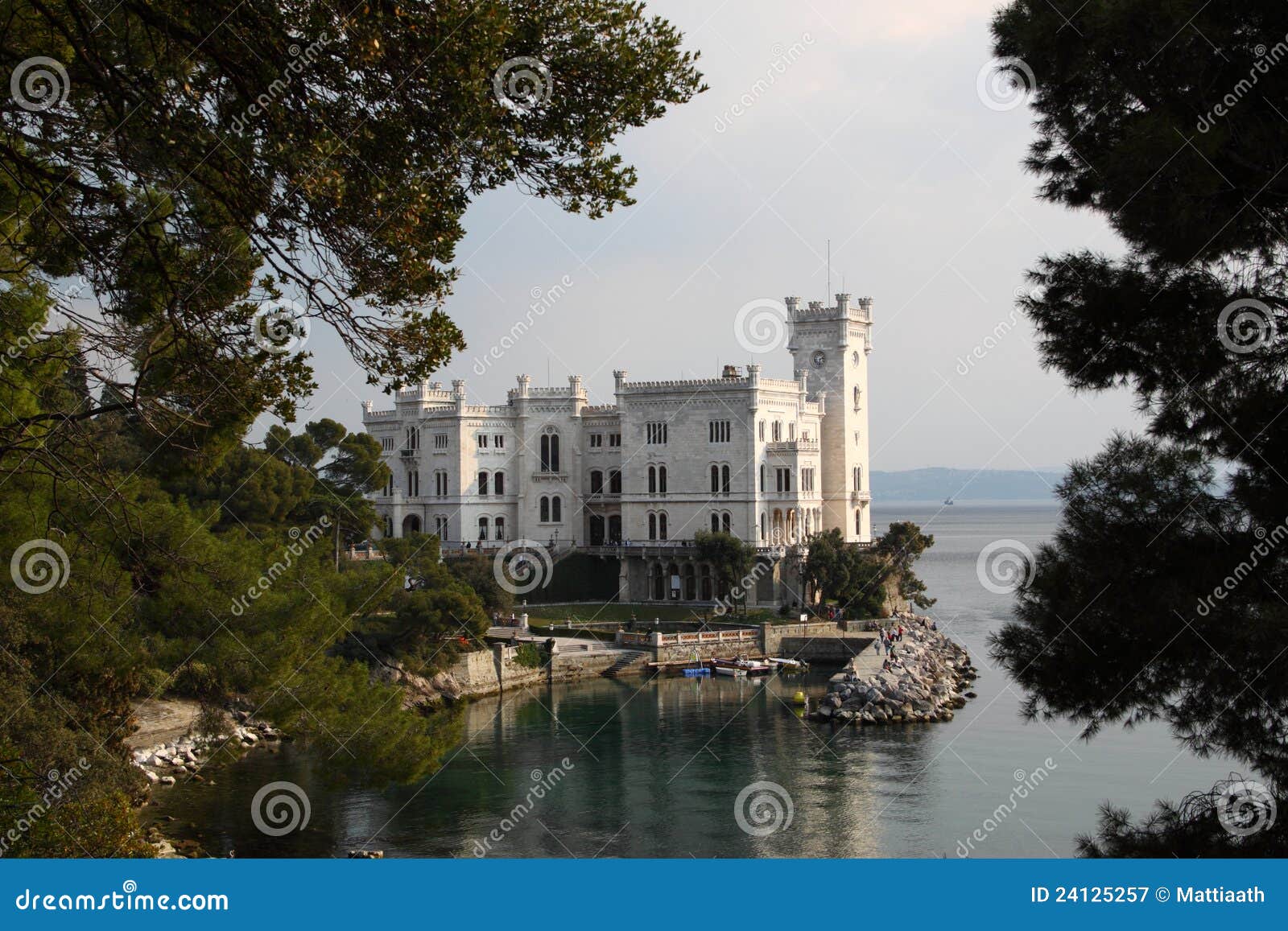 Castillo De Miramare, Trieste Italia Imagen de archivo - Imagen de roca ...