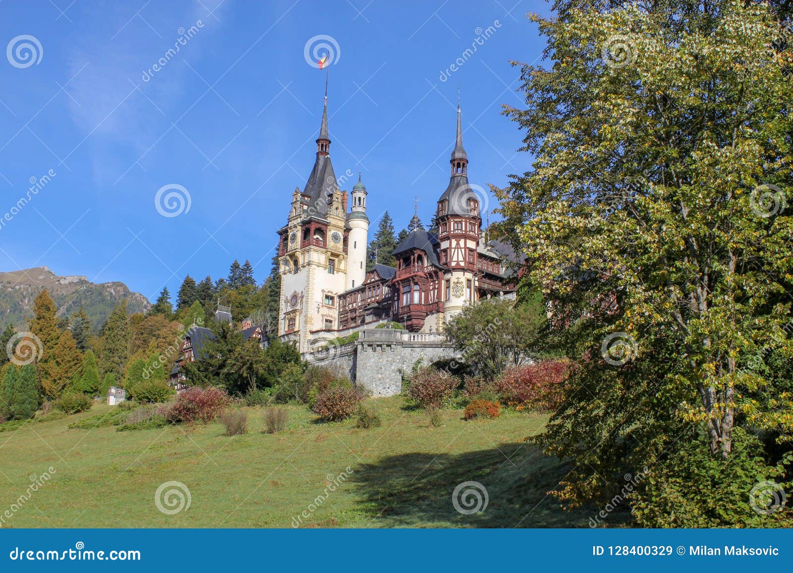 Castillo De Peles En Sinaia Imagen de archivo - Imagen de paisaje ...