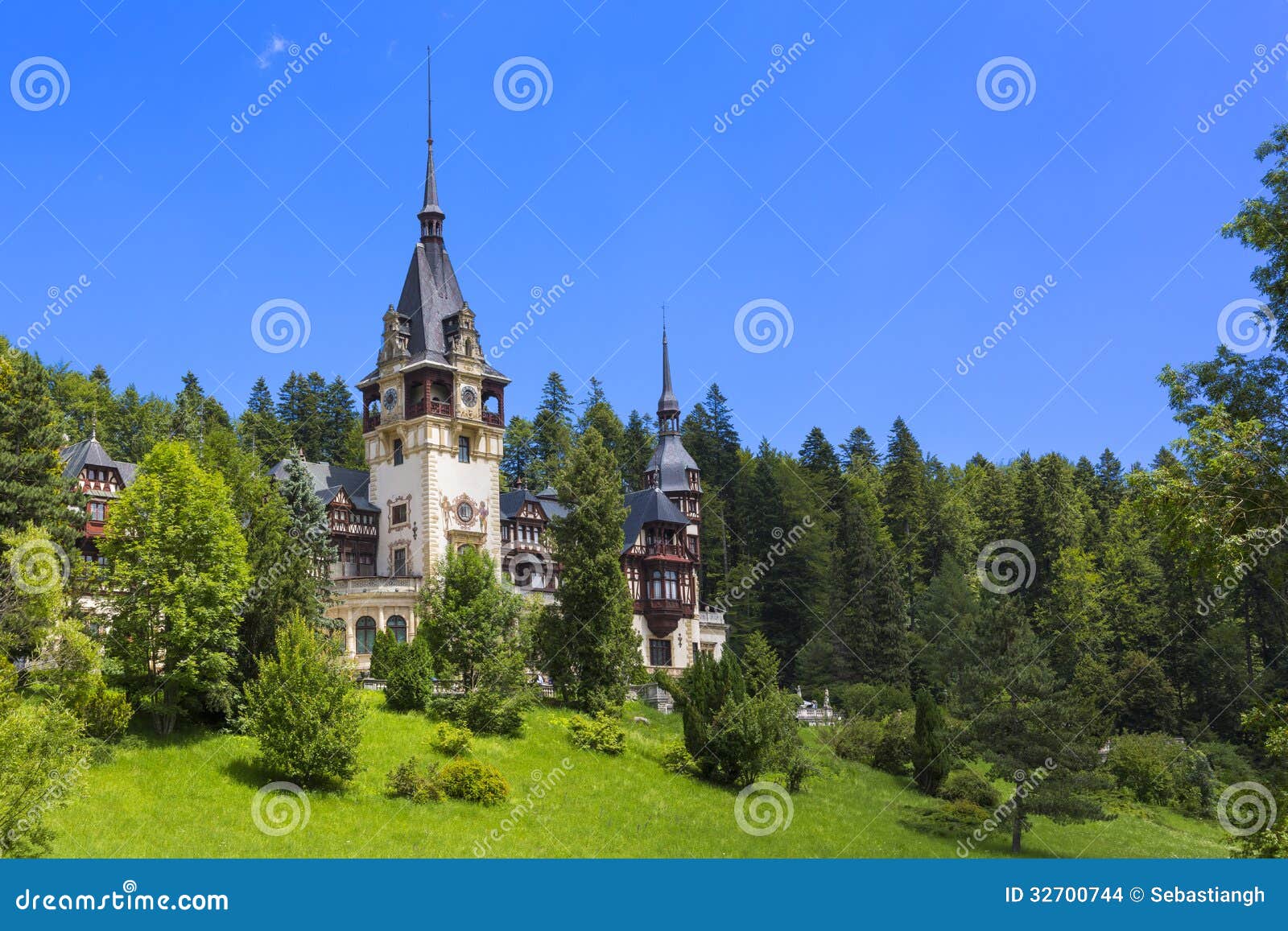 Castillo De Peles, Sinaia, Rumania Foto de archivo - Imagen de rumania ...