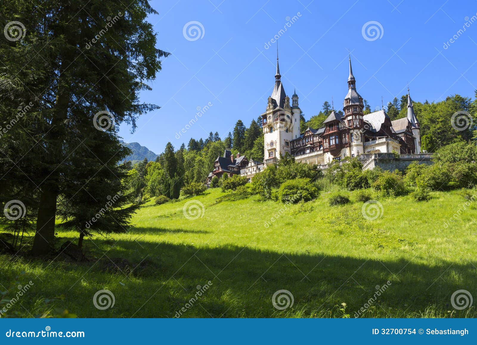 Castillo De Peles, Sinaia, Rumania Foto de archivo - Imagen de museo ...