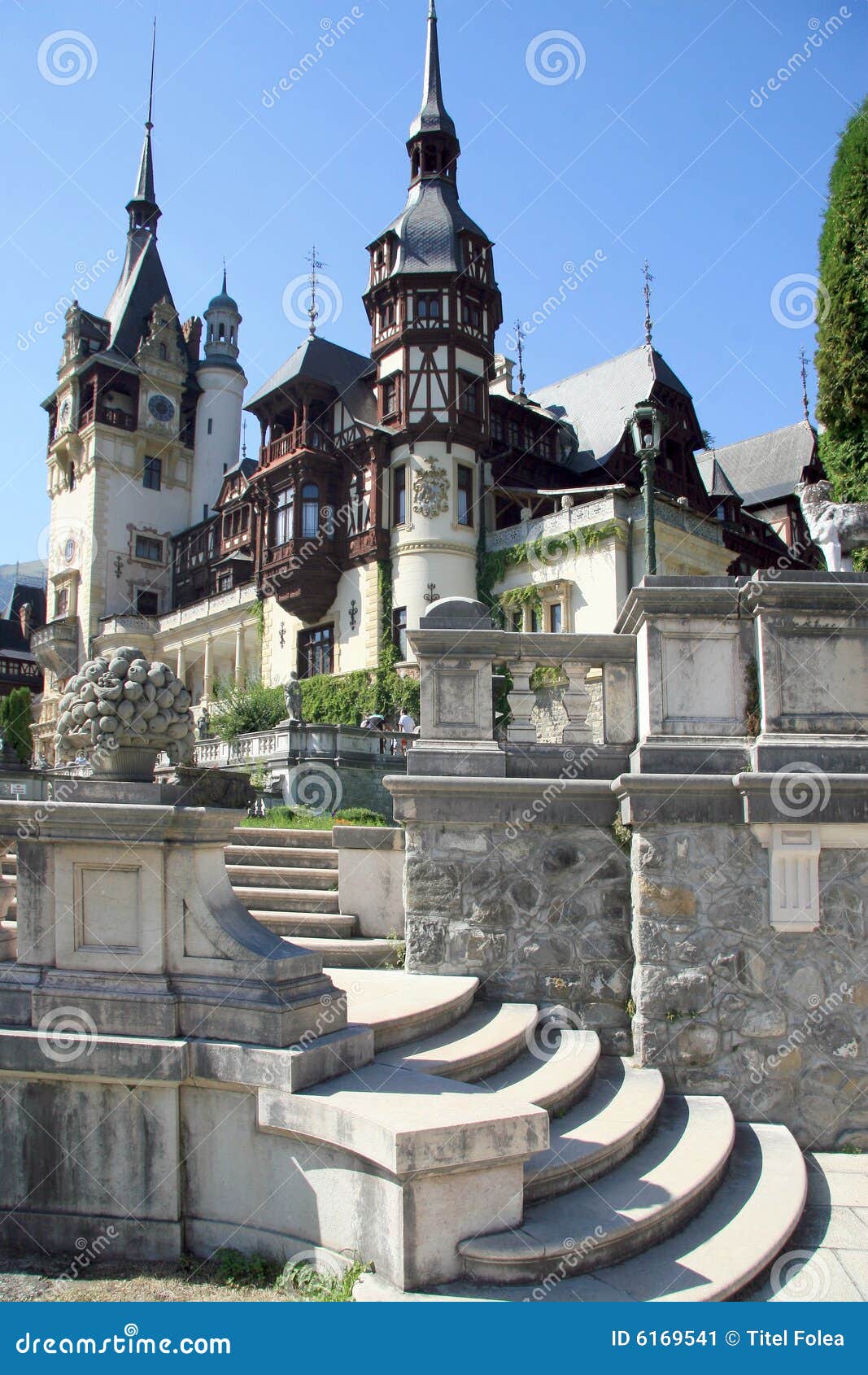 Castillo De Peles, Sinaia, Rumania Imagen de archivo - Imagen de ...