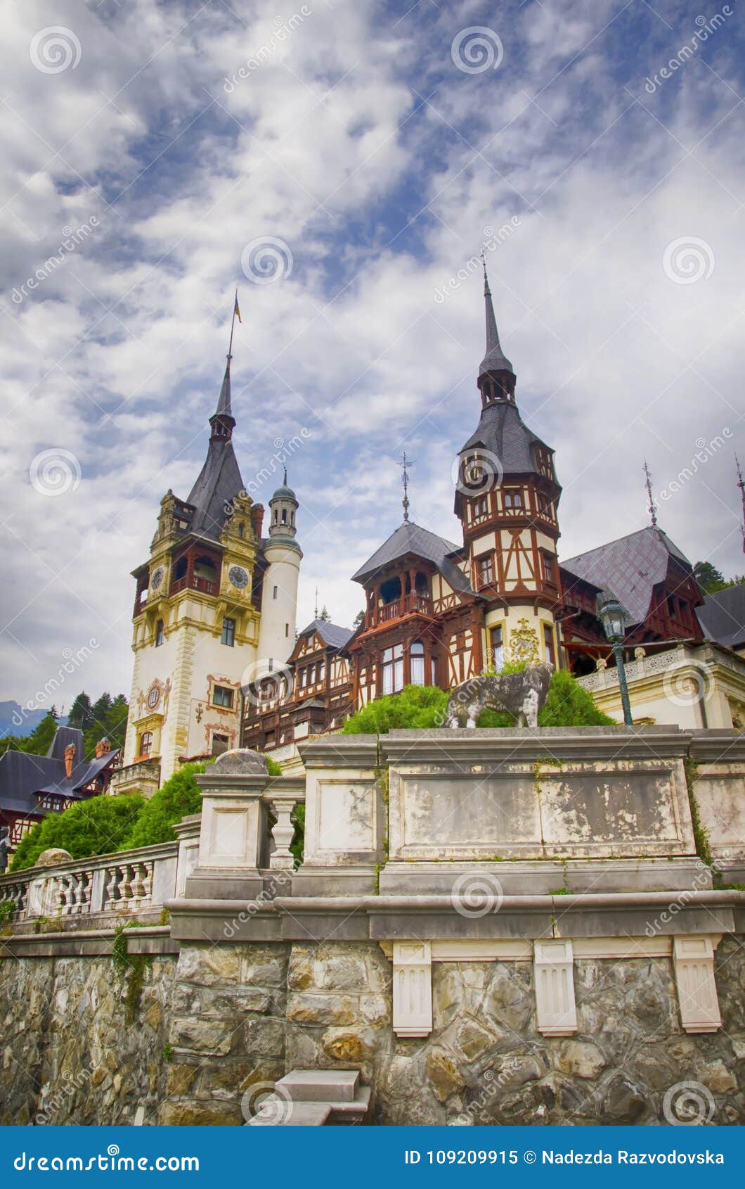 Castillo De Pelesh, Rumania, Europa Imagen de archivo - Imagen de ...