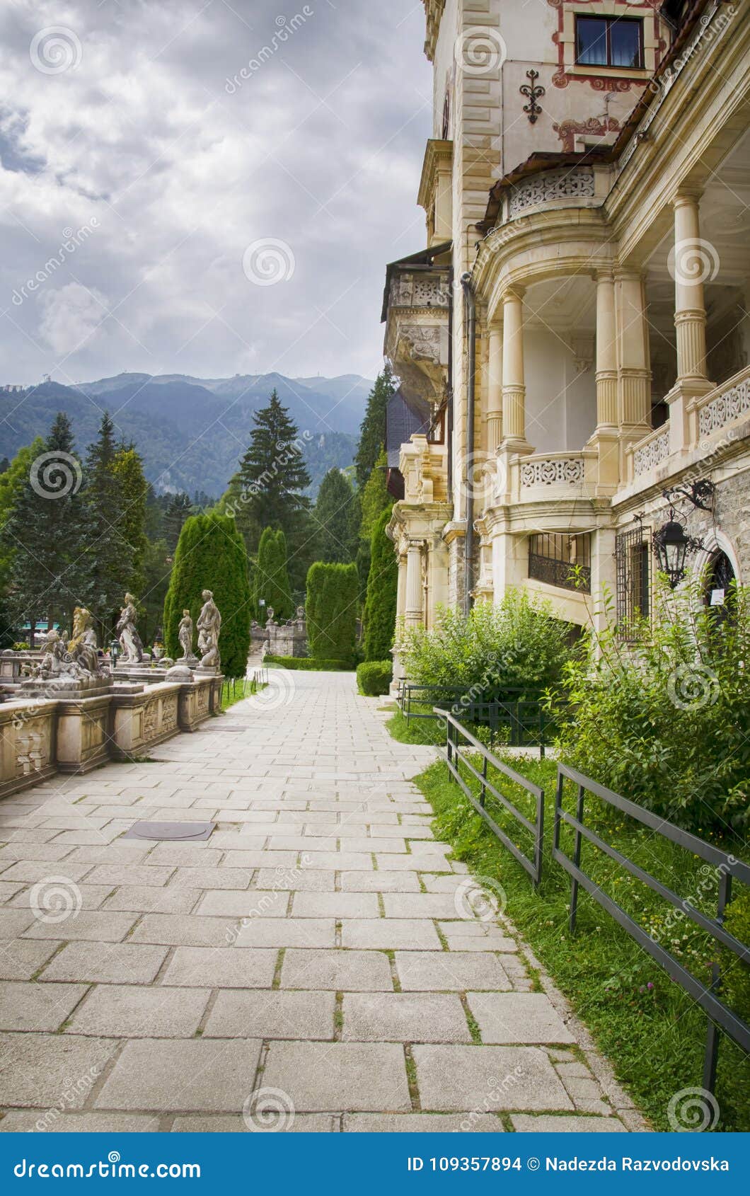 Castillo De Pelesh, Rumania, Europa Foto de archivo - Imagen de europa ...