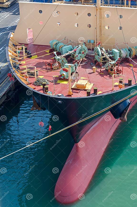 Castillo De Proa Del Buque De Carga Imagen de archivo - Imagen de ...