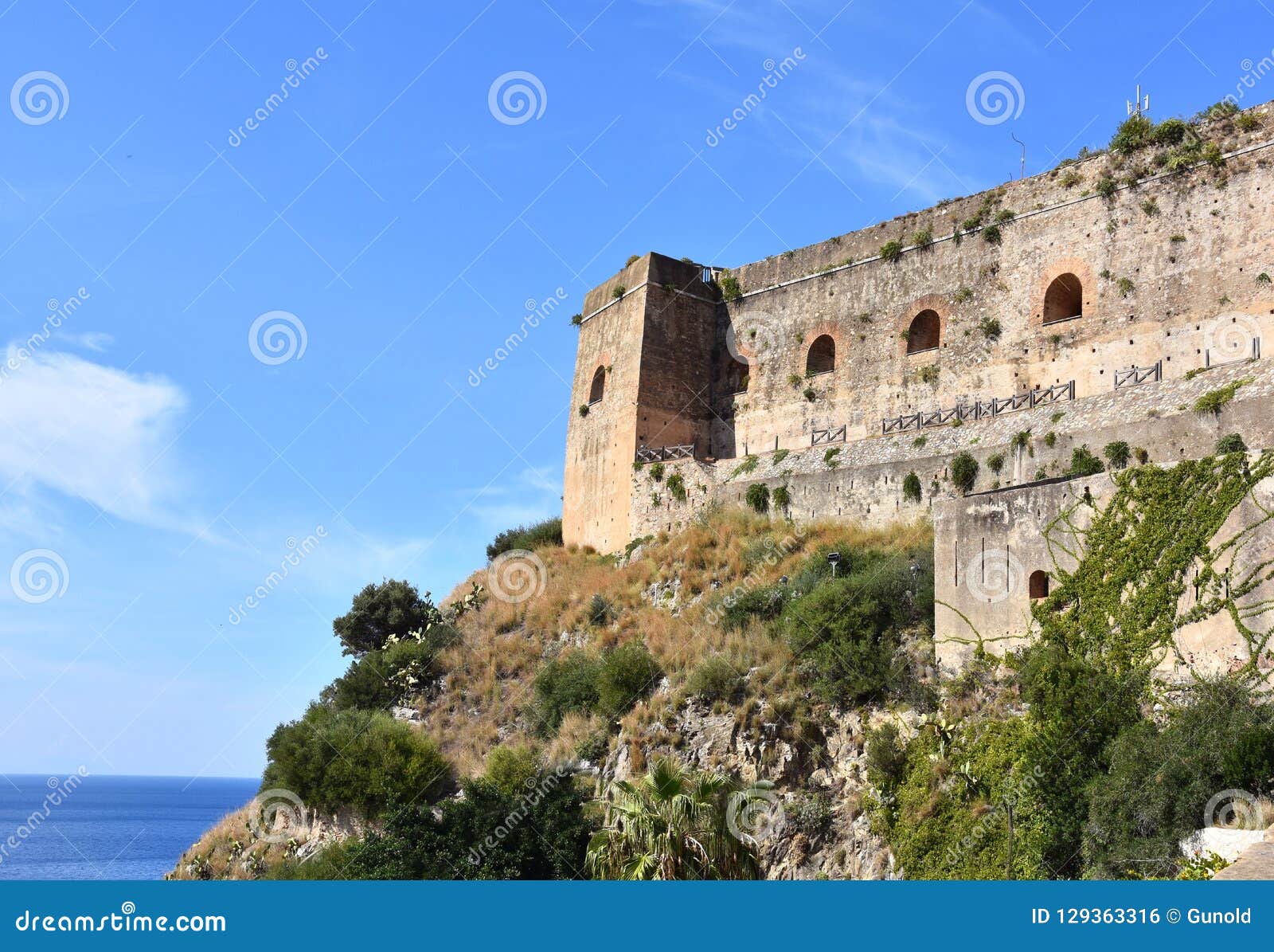Castillo De Scilla, Calabria, Italia Meridional Foto de archivo ...