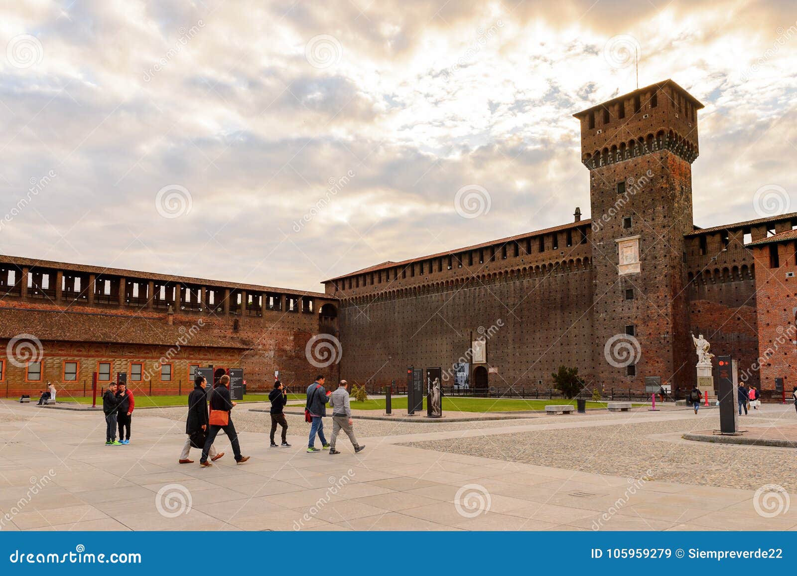 Castillo De Sforza (Castello Sforzesco) Imagen de archivo editorial ...