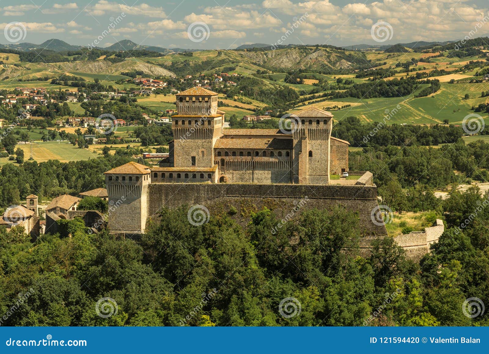 Castillo de Torrechiara foto de archivo. Imagen de claro - 121594420