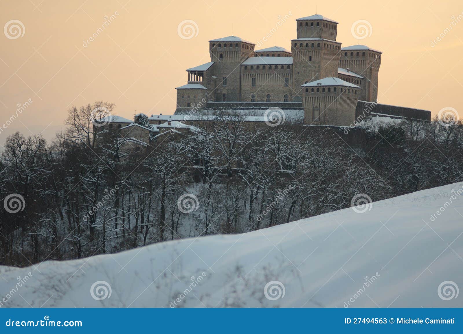 Castillo De Torrechiara Bajo La Nieve Imagen de archivo - Imagen de ...