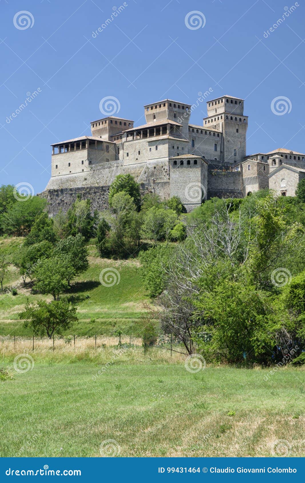 Castillo De Torrechiara Parma, Italia Foto de archivo - Imagen de viejo ...