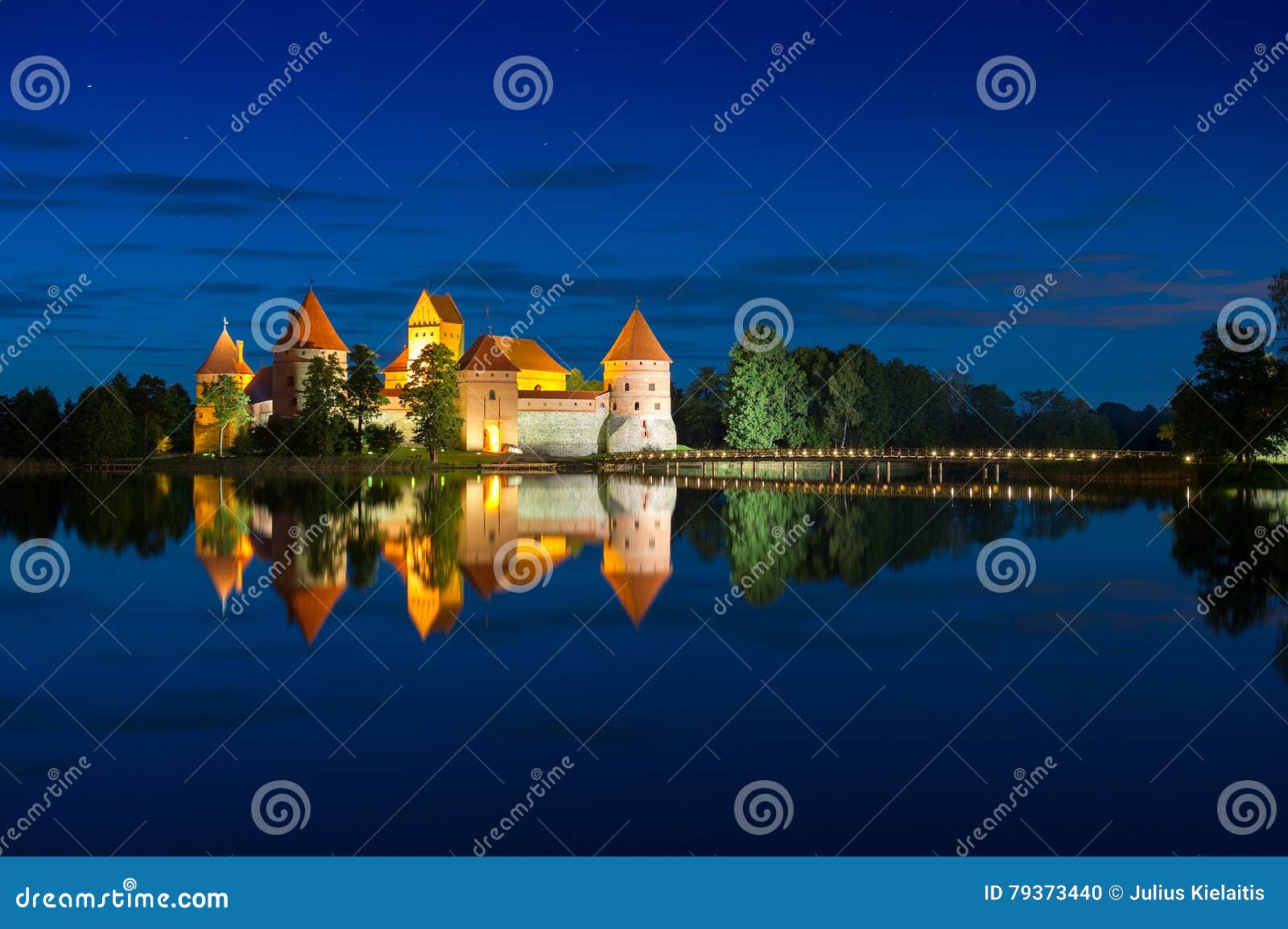 Castillo De Trakai En La Noche Foto de archivo - Imagen de ...