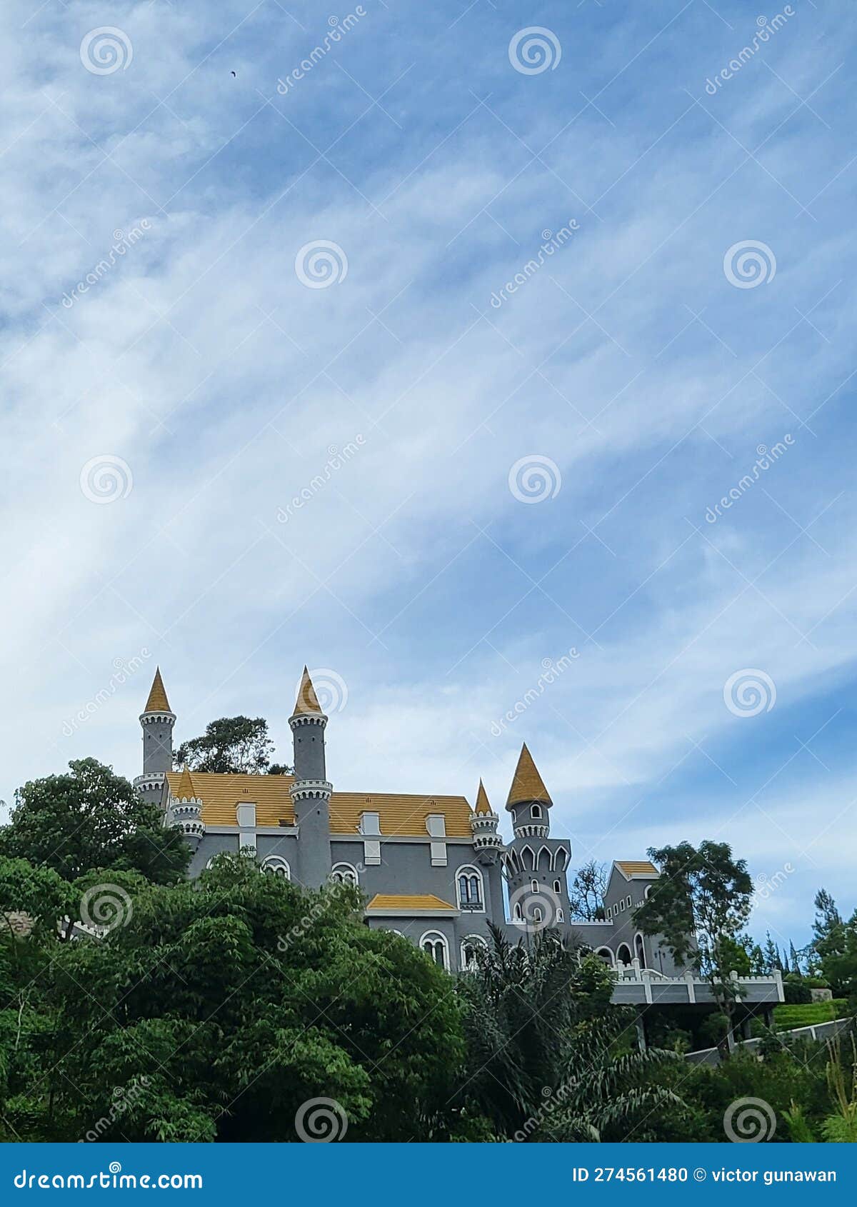 Castillo De Vacaciones Reino Azul Azul Azul Azul Edificio Verde Foto de ...