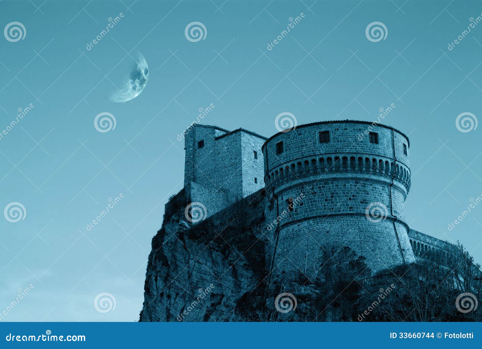 Castillo en la noche foto de archivo. Imagen de rocas - 33660744