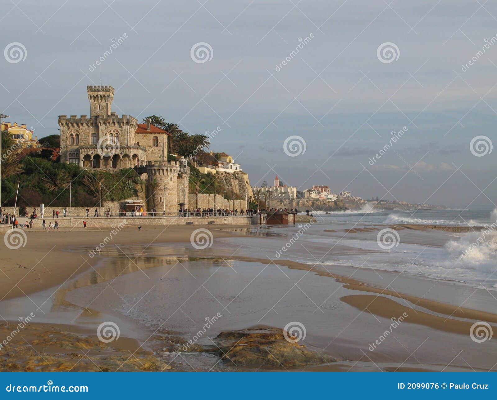 Castillo en la playa foto de archivo. Imagen de nube, calma - 2099076