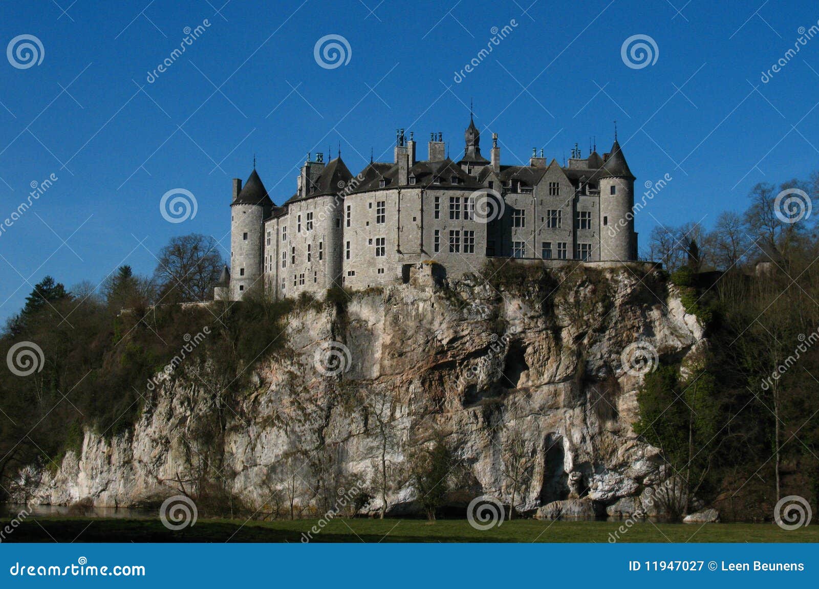 Castillo Encima De Una Roca Imagen de archivo - Imagen de roca, reino ...