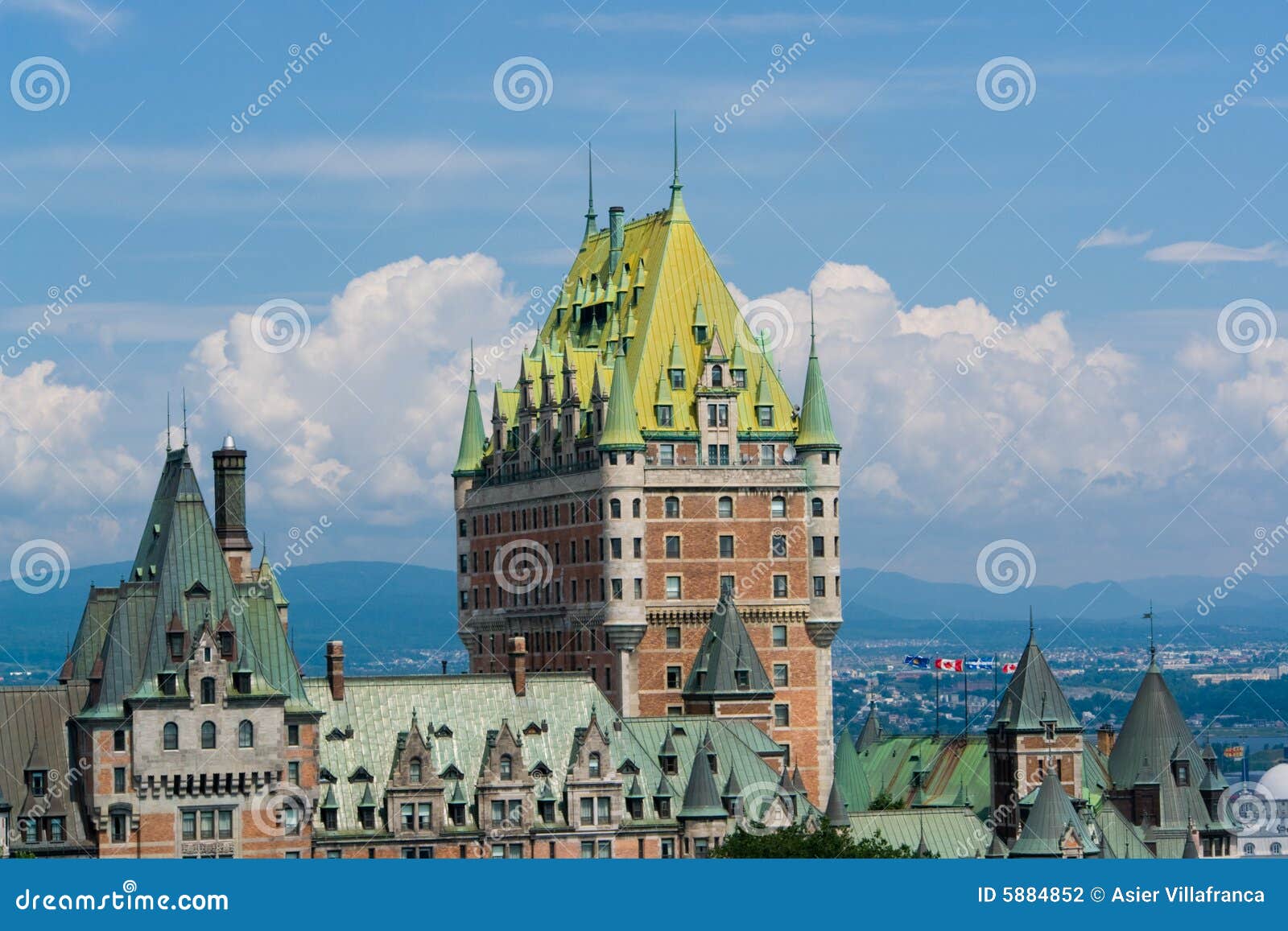 Castillo Francés Frontenac En Quebec Foto de archivo - Imagen de lujo ...