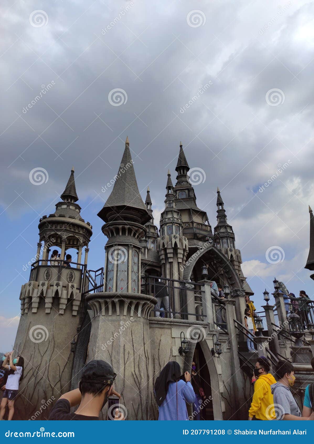 Castillo gris bajo nubes foto de archivo editorial. Imagen de arma ...