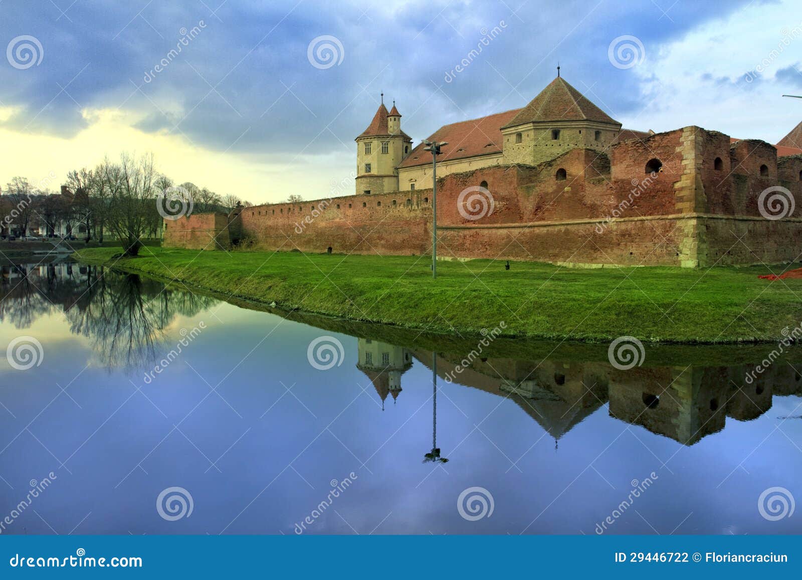 Castillo Hermoso En El Lago Foto de archivo - Imagen de lugar, paisaje ...