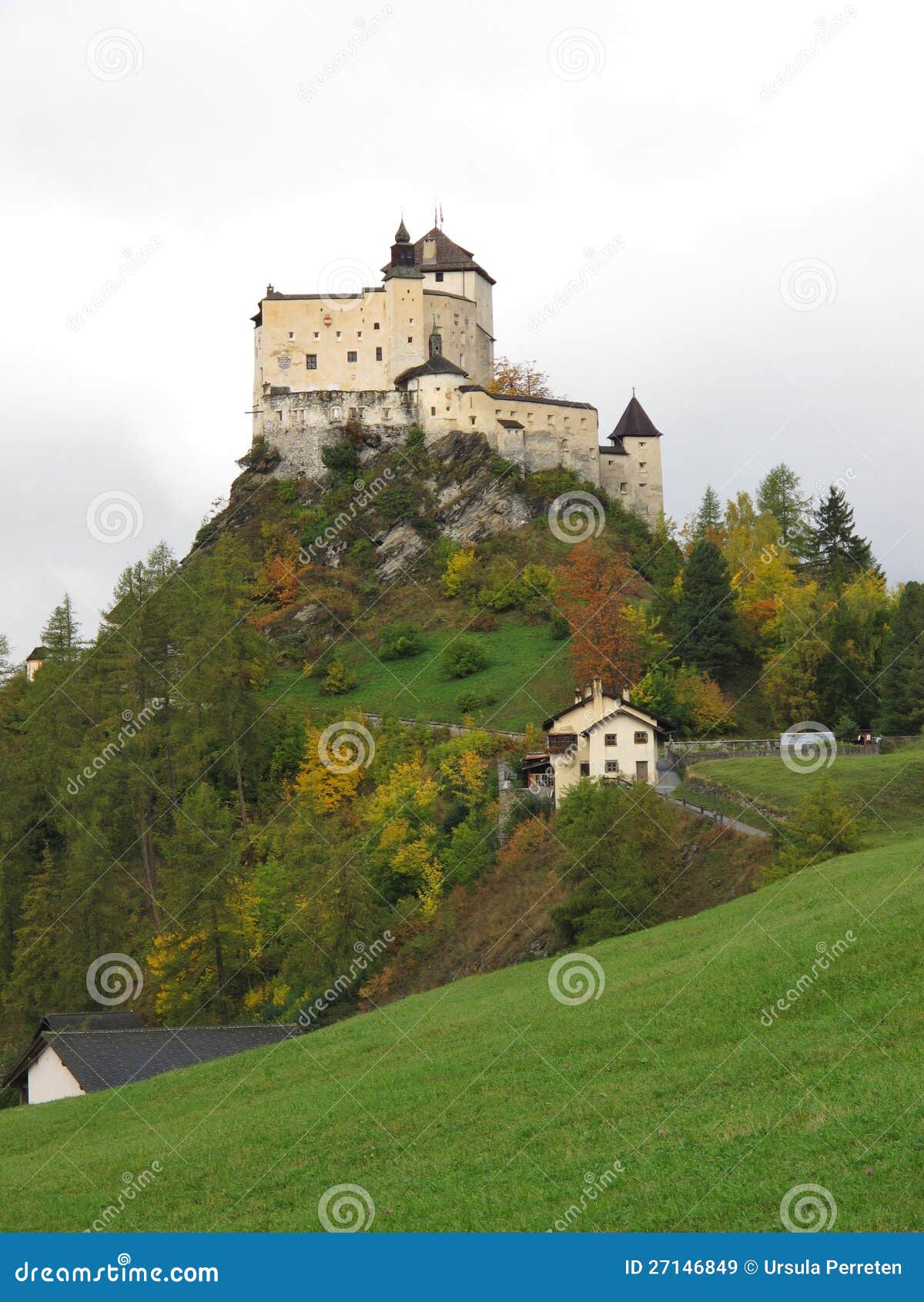 Castillo idílico Tarasp imagen de archivo. Imagen de antiguo - 27146849
